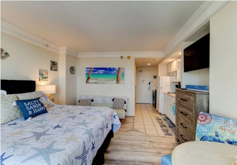 Bang For Your Buck Daytona Beach Ocean View Hotel Condo With Kitchen - Daytona Beach, FL