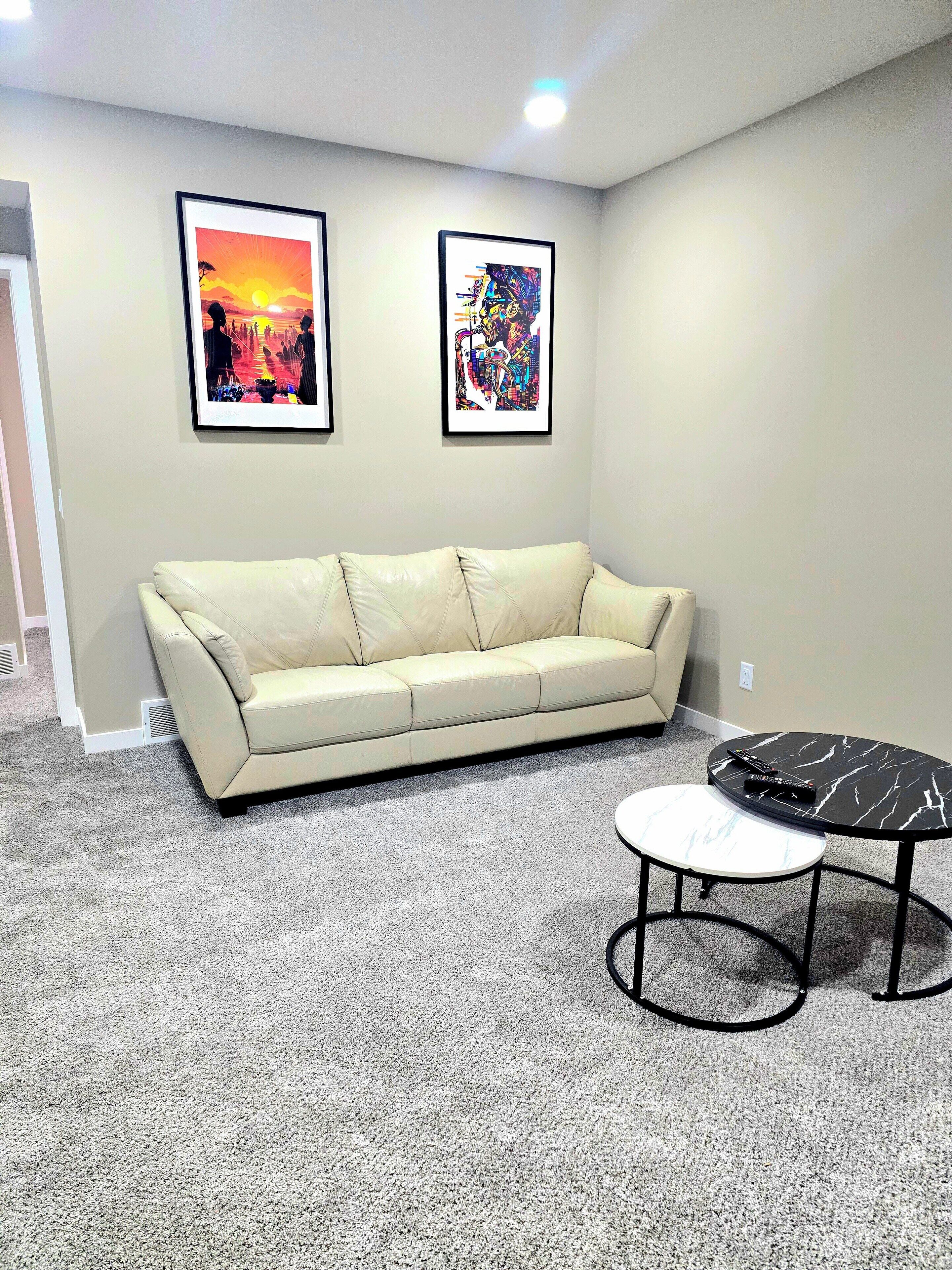 Private, Cozy, Lux, Spacious One Bedroom Suite - Airdrie