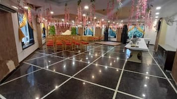 Quarto casal luxo, vista para a cidade | Área de estar | TV LED 56 polegadas com canais a cabo, monitores de computador