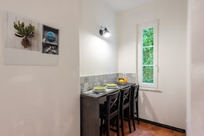 Apartamento família, vários quartos (Yard Apartment Vernazza) | Sala de jantar