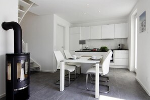 Um frigorífico, um forno, uma máquina de lavar louça 