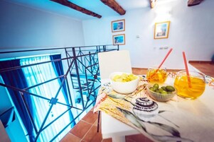 Quarto Quádruplo Comfort, vista para o pátio | Sala de estar