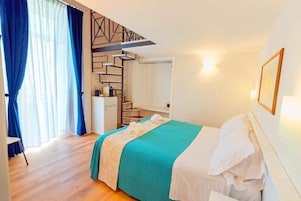 Quarto Quádruplo Comfort, vista para o pátio | Lençóis de algodão egípcio, roupa de alta qualidade, edredões de penas