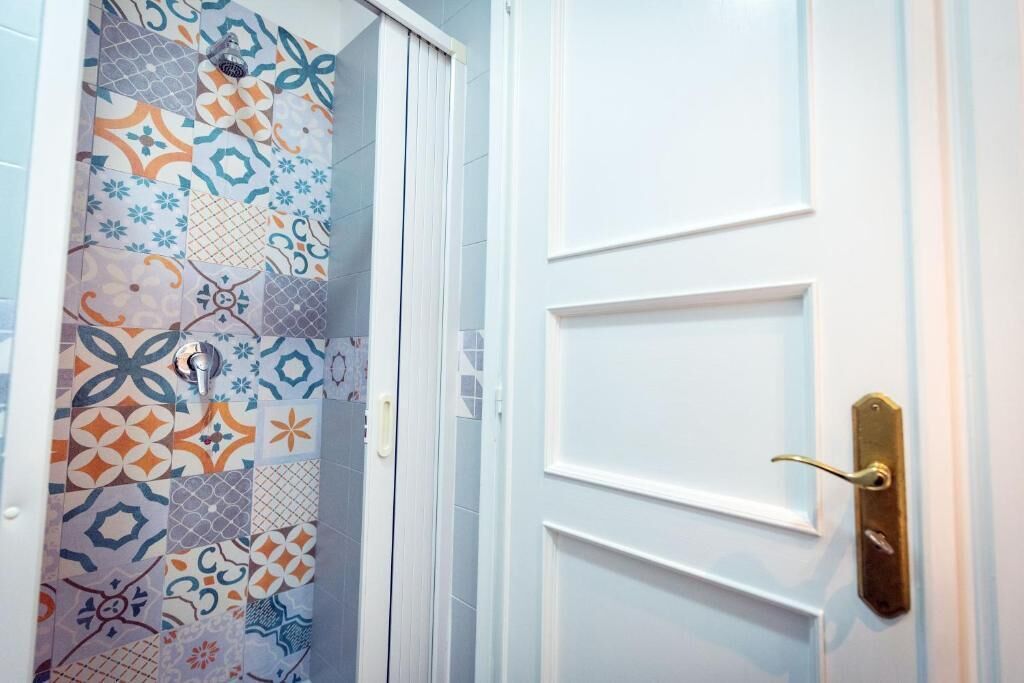 Quarto quádruplo conforto, vista para o pátio | Banheiro | Chuveiro, chuveiro com efeito de chuva, produtos de toalete grátis 