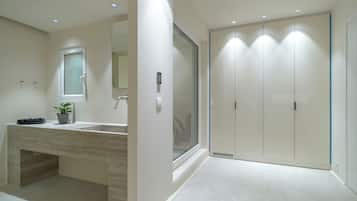 Quarto Triplo Nobre | Casa de banho | Um polibã, um secador de cabelo, chinelos, toalhas fornecidas