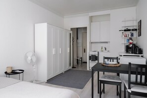 Apartamento Comfort, Vista para a cidade | Secretária adequada para computadores portáteis, ferro/tábua de engomar