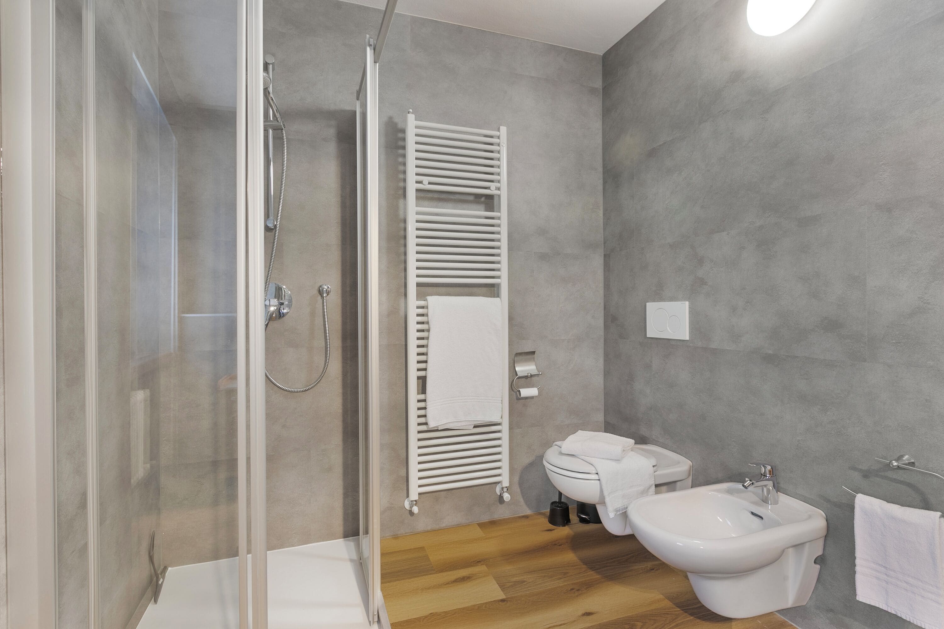 Apartamento Standard, vários quartos (Residenza I 3 Mori B) | Casa de banho | Um polibã, um secador de cabelo, um bidé, toalhas fornecidas 