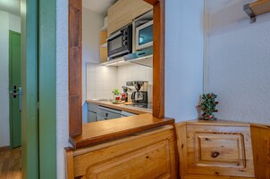Apartamento de Luxo, varanda, vista para a montanha | Cozinha privada | Uma torradeira, moinho de café, Produtos de limpeza 