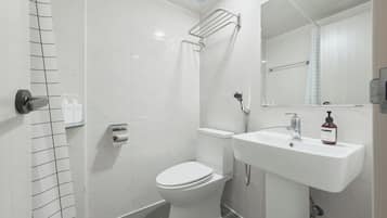 Quarto Duplo (non-Korean nationals only) | Casa de banho | Um polibã, um secador de cabelo, roupões, chinelos