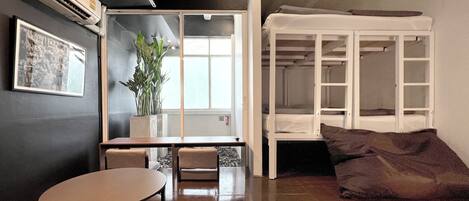 Quarto Quádruplo Familiar, vista para o jardim | Wi-fi grátis, roupa de cama fornecida