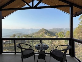 Quarto de Luxo, vista para a montanha | Secretária, secretária adequada para computadores portáteis 