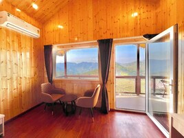 Quarto de Luxo, vista para a montanha | Secretária, secretária adequada para computadores portáteis 