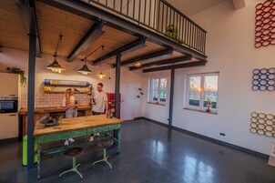 Apartamento Gallery em Condomínio Fechado, vista para o jardim | Cozinha privada | Um frigorífico/congelador grande, um micro-ondas, um forno