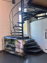 Apartamento Gallery em Condomínio Fechado, vista para o jardim | Sala de estar | Televisor LED, Netflix, matraquilhos, livros