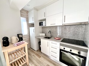 Micro-ondas, cafeteira/chaleira, talheres/pratos/utensílios de cozinha