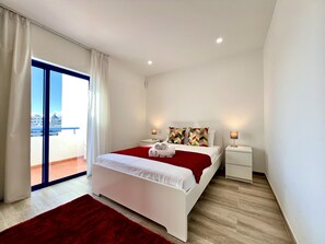 2 quartos, berços (sobretaxa), roupa de cama