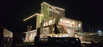 Um hotel com design moderno, apresentando uma placa de destaque e iluminação decorativa.