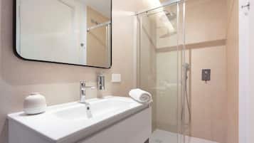 Apartamento (1 Bedroom) | Casa de banho | Um polibã, um secador de cabelo, toalhas fornecidas, sabão