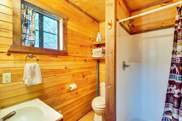 Cedar Falls Cabins #6: Hillside W/ Views! - Treasure Valley Casino & Hotel