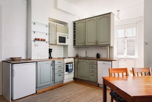 Apartamento básico, vista para a cidade | Cozinha privada | Frigobar, micro-ondas, fogão, cooktop