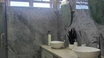 Apartamento Familiar, varanda | Casa de banho | Um polibã, artigos de higiene pessoal grátis, um secador de cabelo
