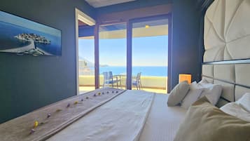 Suíte real, sacada, vista para o mar | 1 quarto, roupas de cama premium, camas Select Comfort