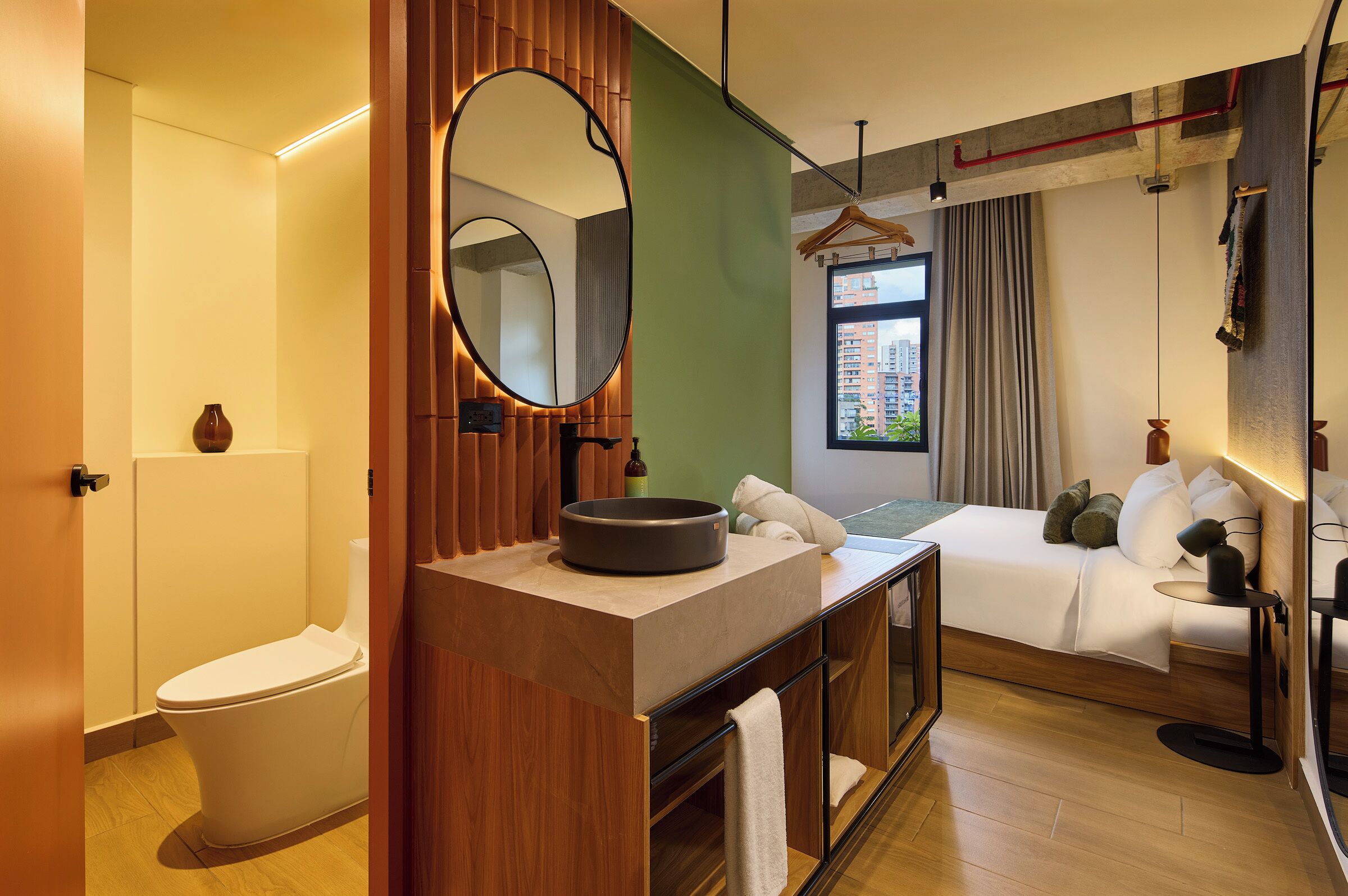 Quarto casal luxo | Cofres nos quartos, cortinas blackout, ferros/tábuas de passar roupa