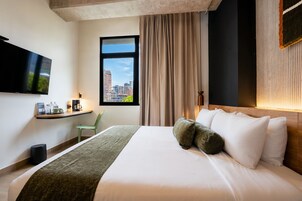 Quarto Deluxe | Minibar, cofre no quarto, secretária 