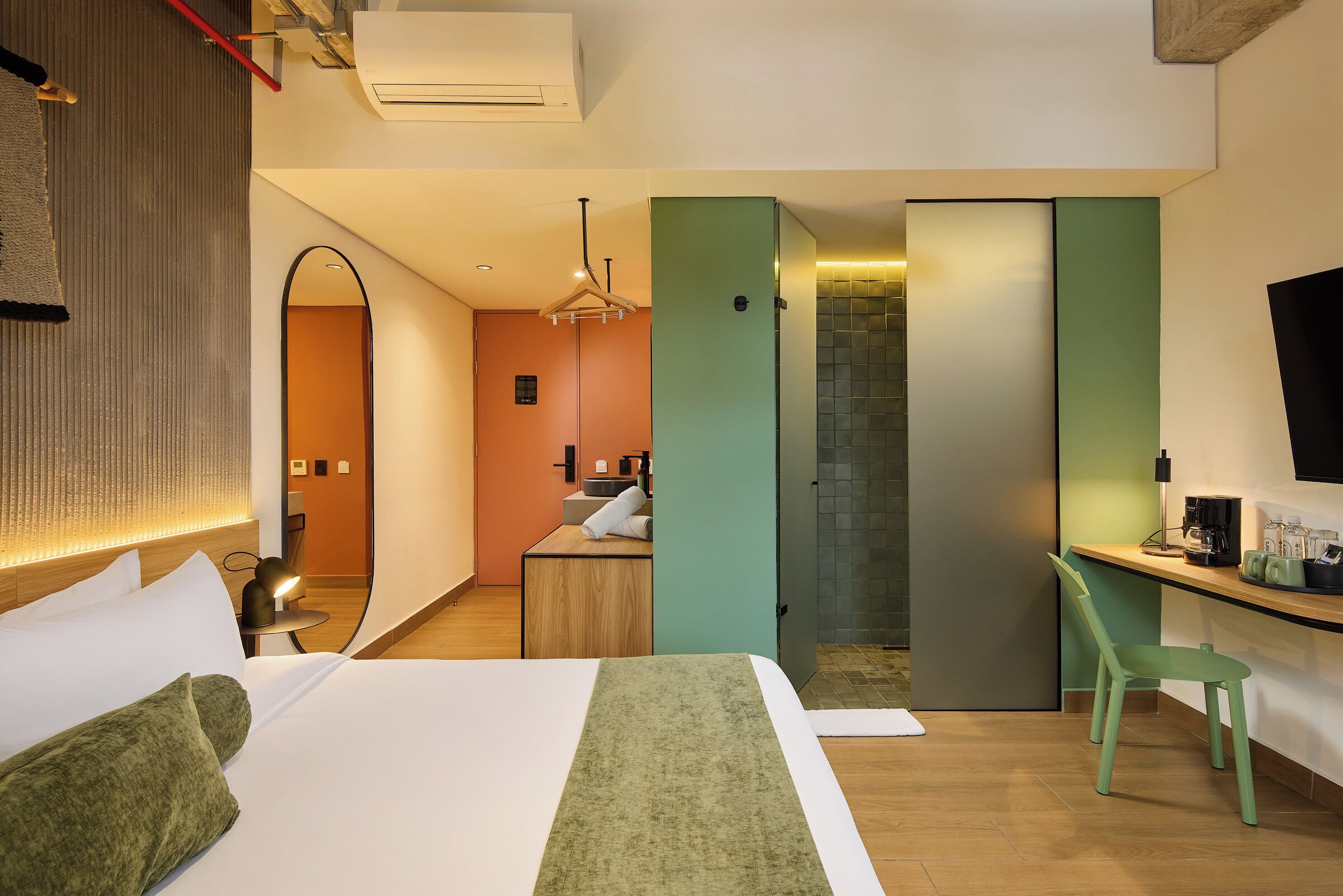 Quarto casal luxo | Cofres nos quartos, cortinas blackout, ferros/tábuas de passar roupa