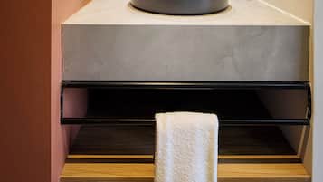 Quarto casal luxo | Banheiro | Secador de cabelo, sabonete, shampoo, papel higiĂȘnico