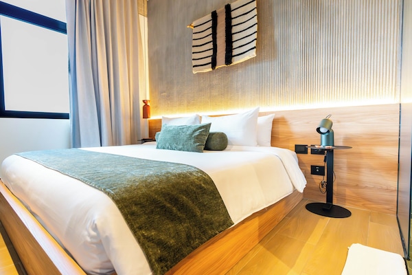 Quarto casal luxo | Cofres nos quartos, cortinas blackout, ferros/tábuas de passar roupa