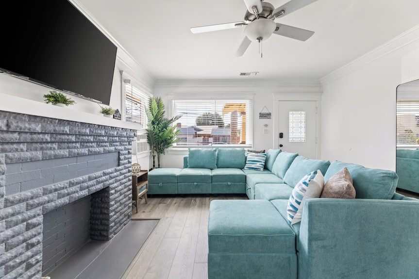 Seaside Escape, Dedicated Parking, Pacman & Pool Table - Seal Beach, CA