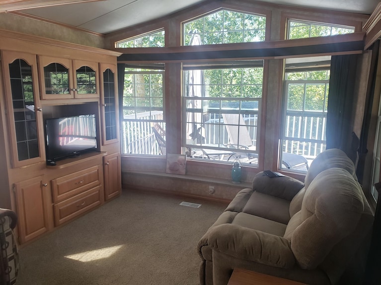 Park Model Lake Property For Rent - Alberta