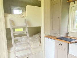 1 quarto, com decoração personalizada, com mobília individualizada 