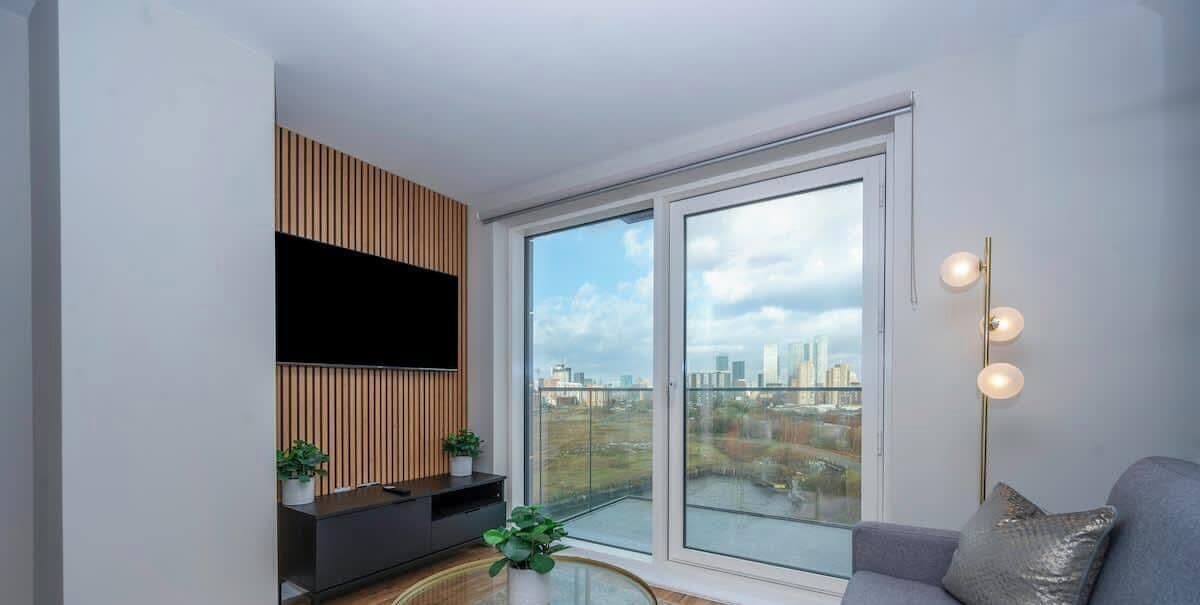 Luxury Waterfront 2br | Free Gym Access + Parking - Salford