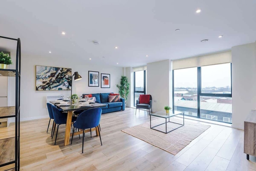 Top-floor City View | Elegant 2br + Free Parking - Liverpool