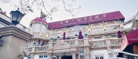 Um edifício com uma placa que diz 'Commander Zhang Mansion'.