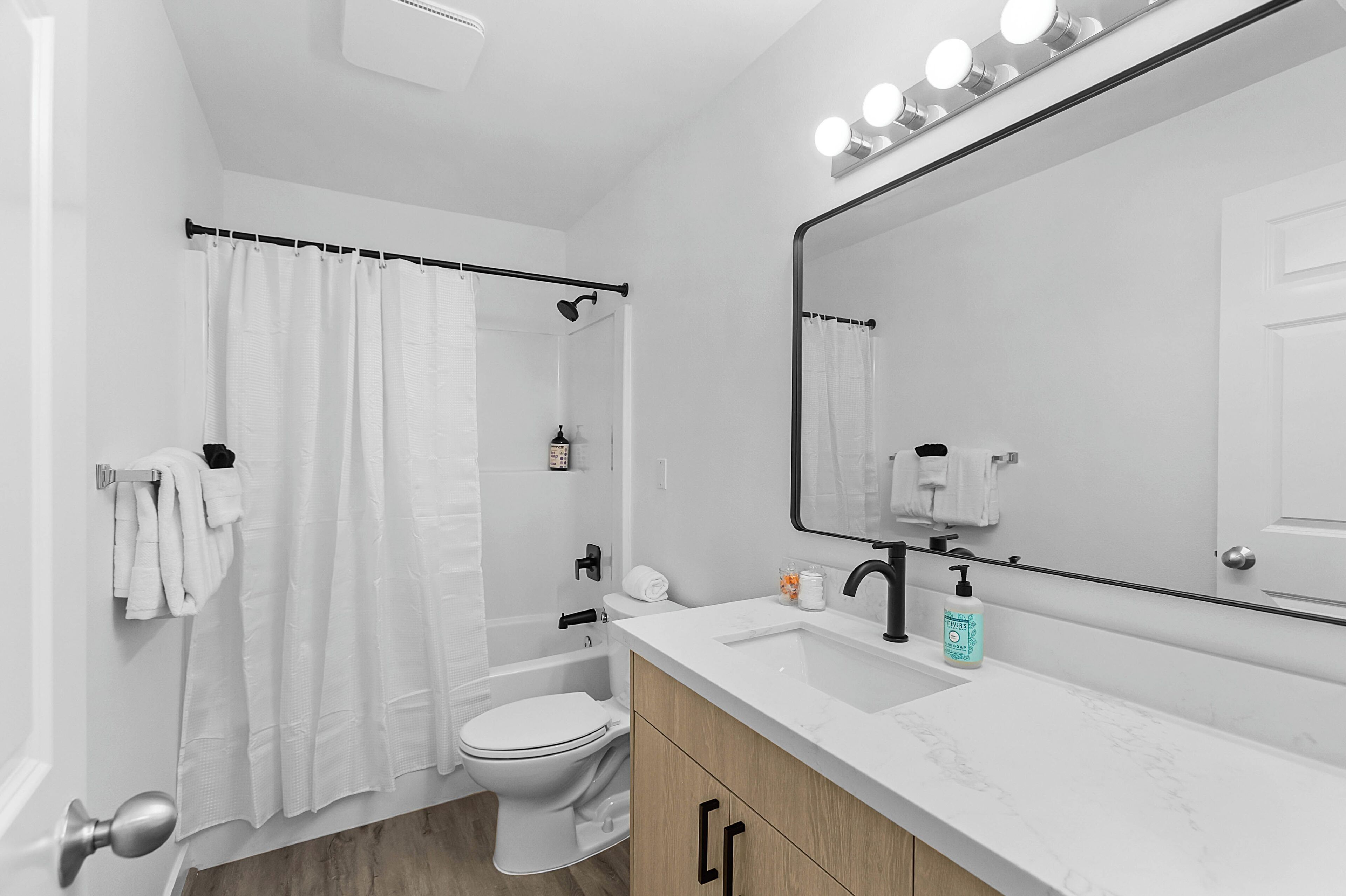 Apartamento, 1 cama king-size | Casa de banho | Um polibã, um secador de cabelo, toalhas fornecidas, sabão 