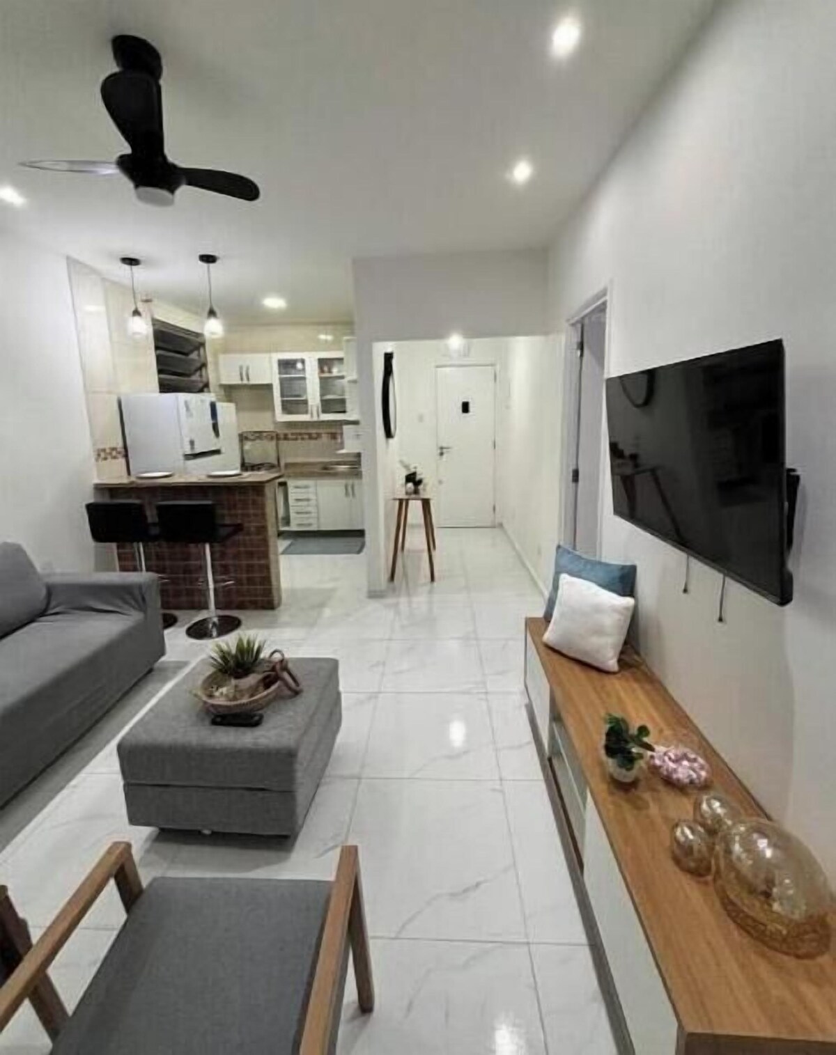 4 Min Walk to Copa Beach • 1BR Above Iconic Roxy Theater Avis, Prix ...