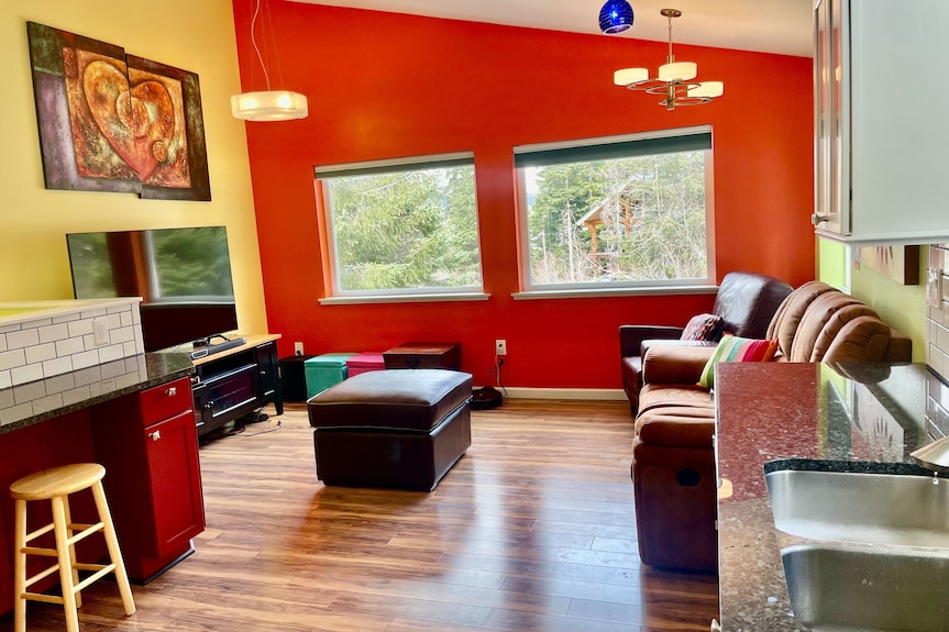 Cozy Home W/ Balcony, Mountain Views - Great Location For Surrounding Activities - Alaska