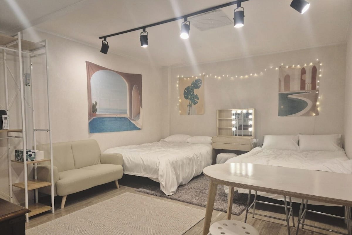 Quad Room (shared kitchen, shared bathroom) | Wi-Fi de cortesia, roupa de cama