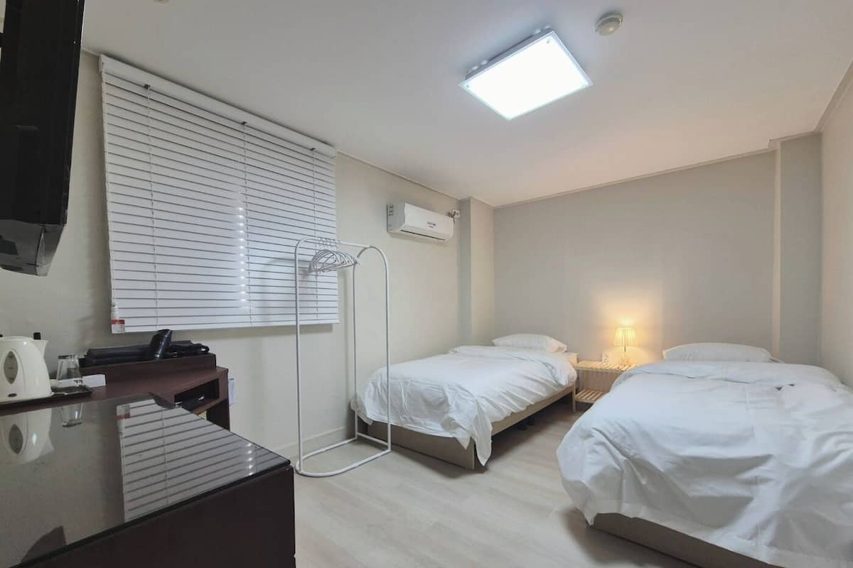 Quarto duplo, em edifício anexo | Wi-Fi de cortesia, roupa de cama