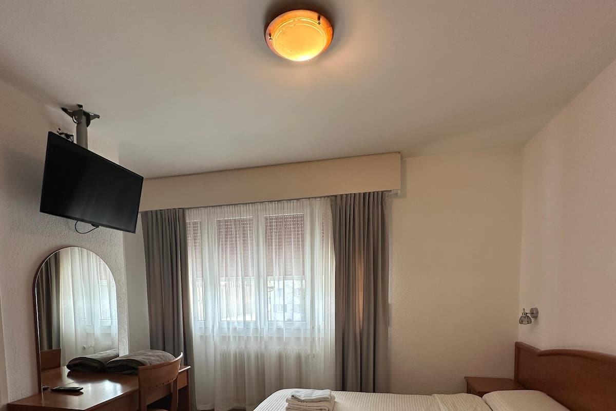 Quarto Clássico com Cama de Casal, Vista para a cidade | Wi-fi grátis