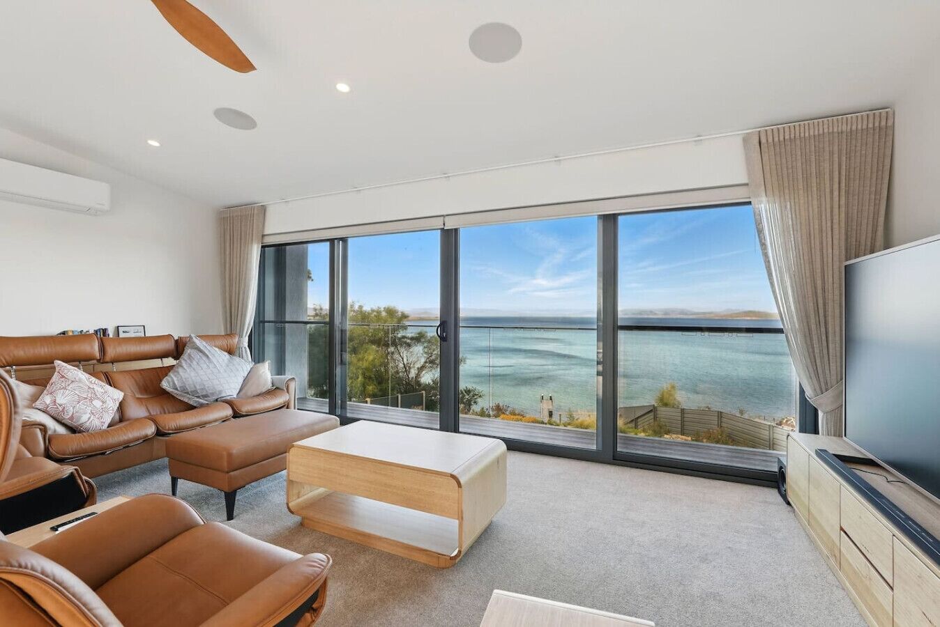 Modern Coastal Retreat + Hot Tub - Dunalley