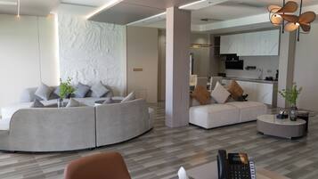 Apartamento Premium, varanda, vista para o mar | Sala de estar