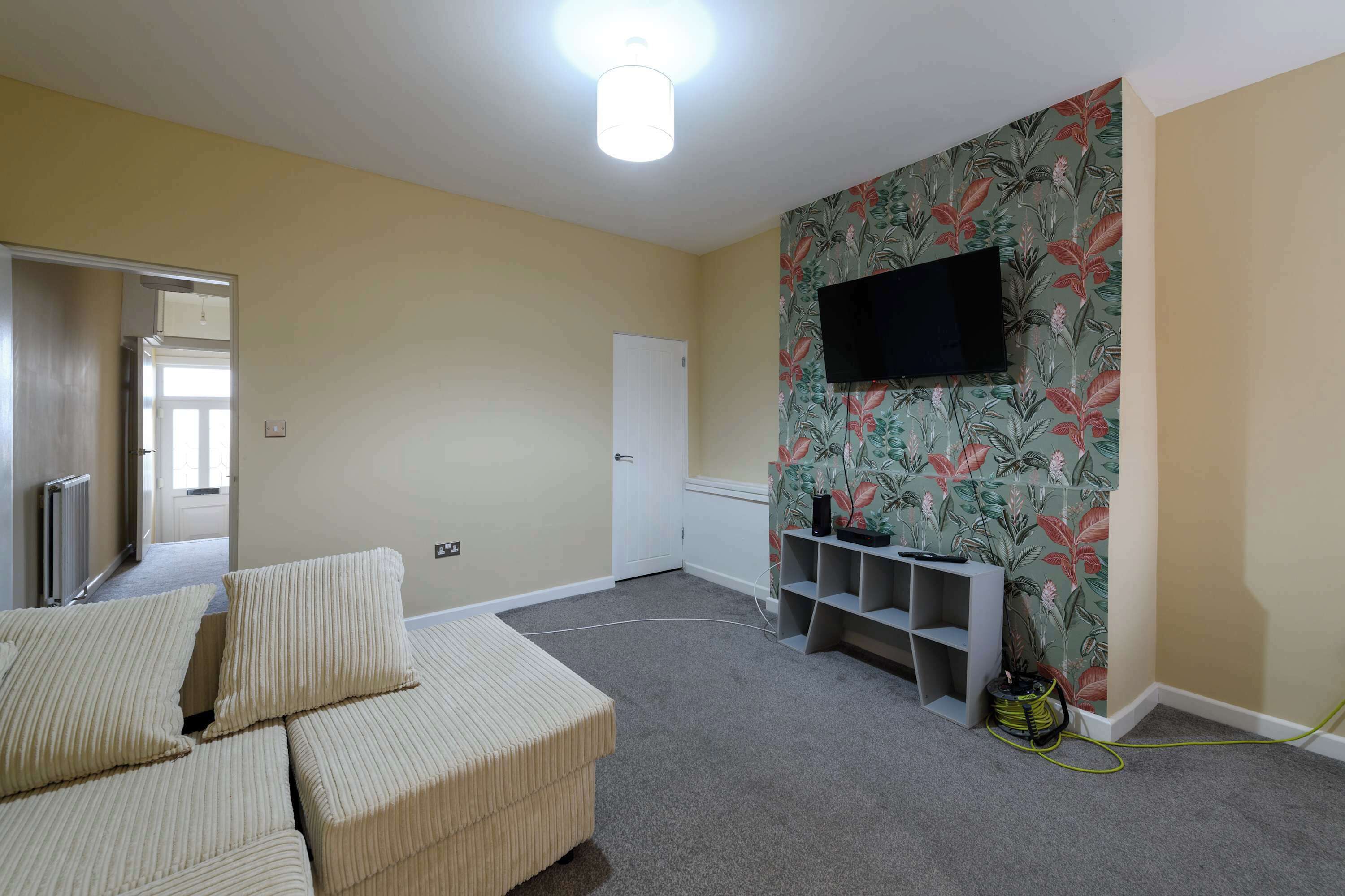 Convenient 3 Bedroom Home In Swansea With Garden - Port Talbot