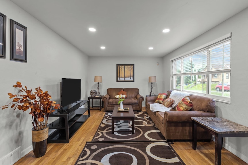 Spacious 4br Home-big Yard, Huge Driveway - Pittsburgh