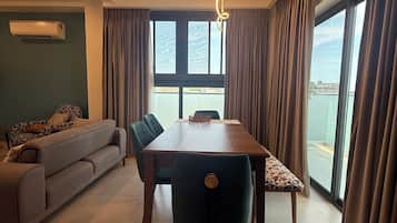 Condo, sacada, vista para a cidade | Área de estar