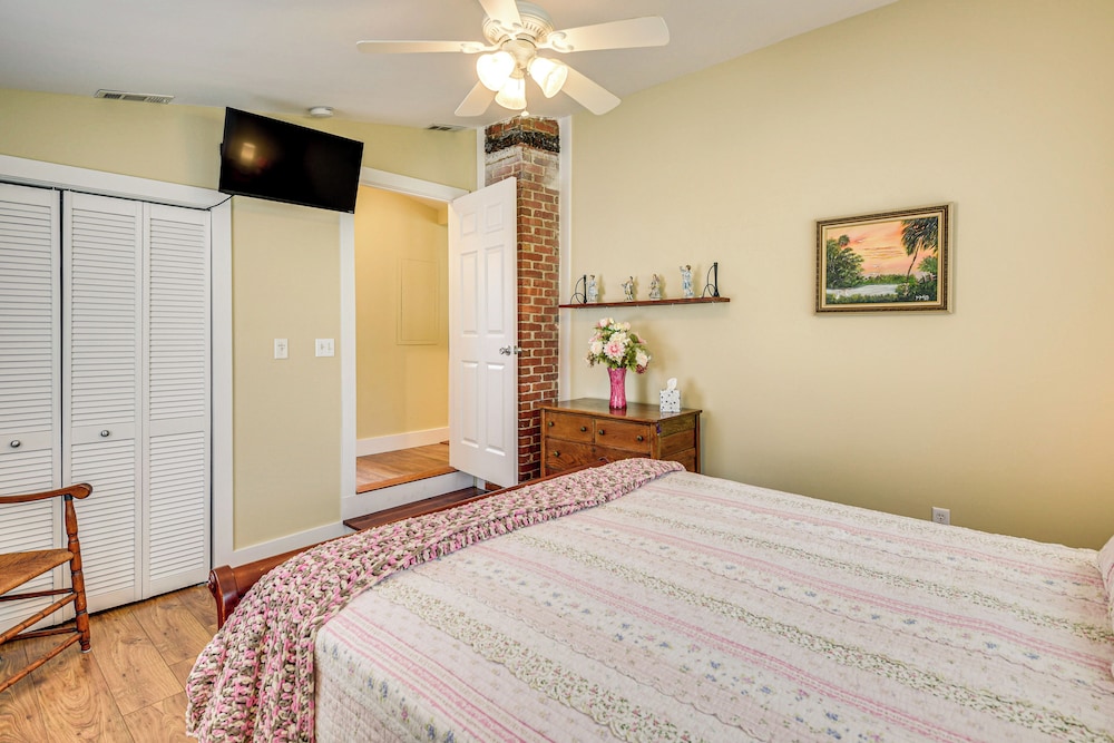 1 Block To Crescent Lake: Charming Home W/ Porch! - Crescent City, FL