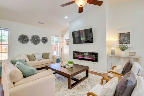 Mini Putting Green & Fire Pit: Simpsonville Gem - Discovery Island, Simpsonville